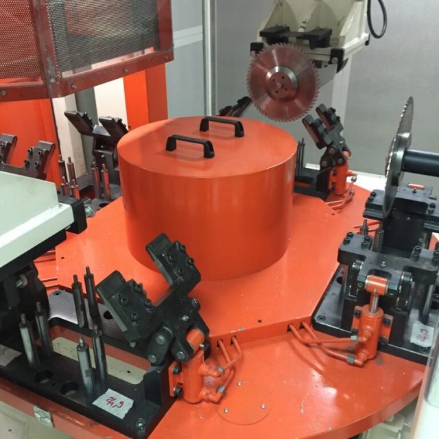 Sprue cutting machine with 4 stations - Metaltecnica