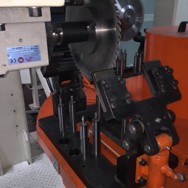 Sprue cutting machine with 4 stations - Metaltecnica